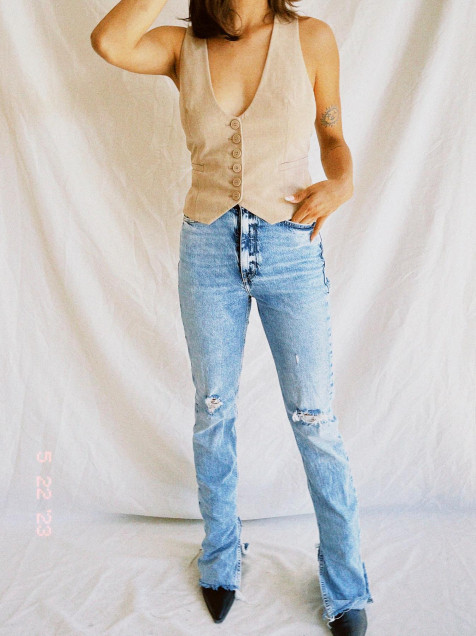 Chaleco básico Beige con botones, se ajusta de la parte de atrás y es de tela diferente 🌼 ...