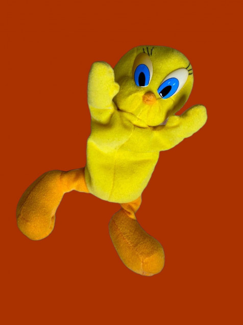 Peluchito de Piolín muy lindo, su postura es como echado de pancita, es ...