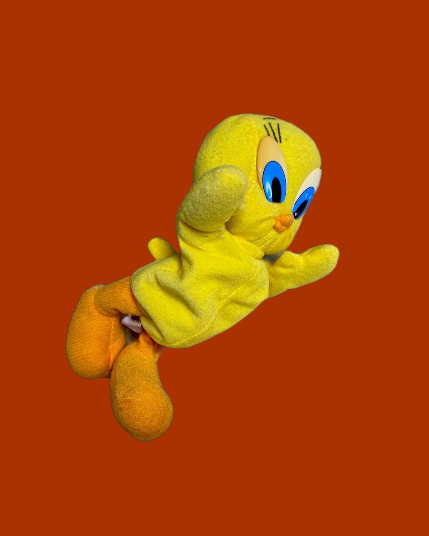 Peluchito de Piolín muy lindo, su postura es como echado de pancita, es ...