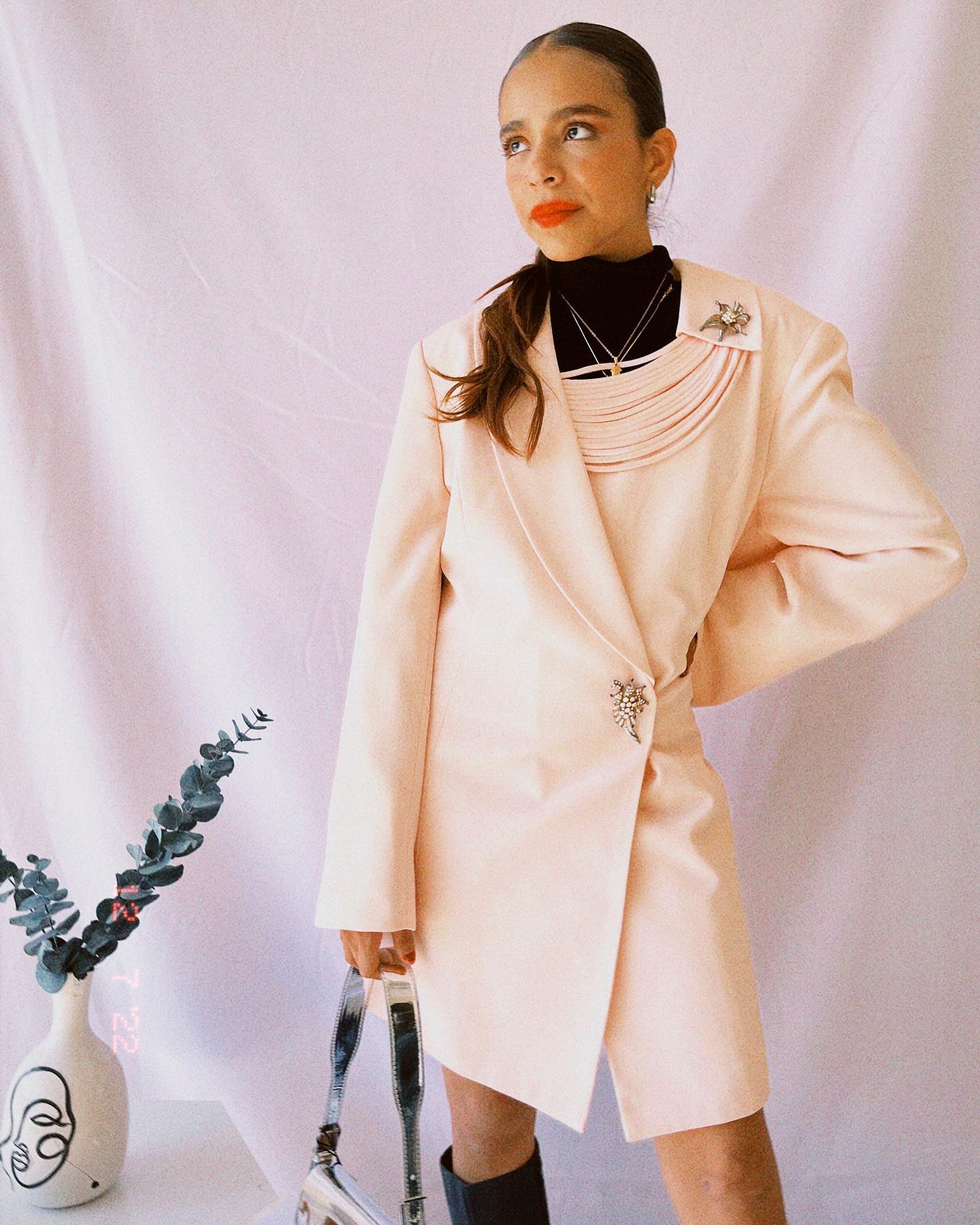 Joyaza de blazer color rosa palo con detalles muy lindos de dos broches ...