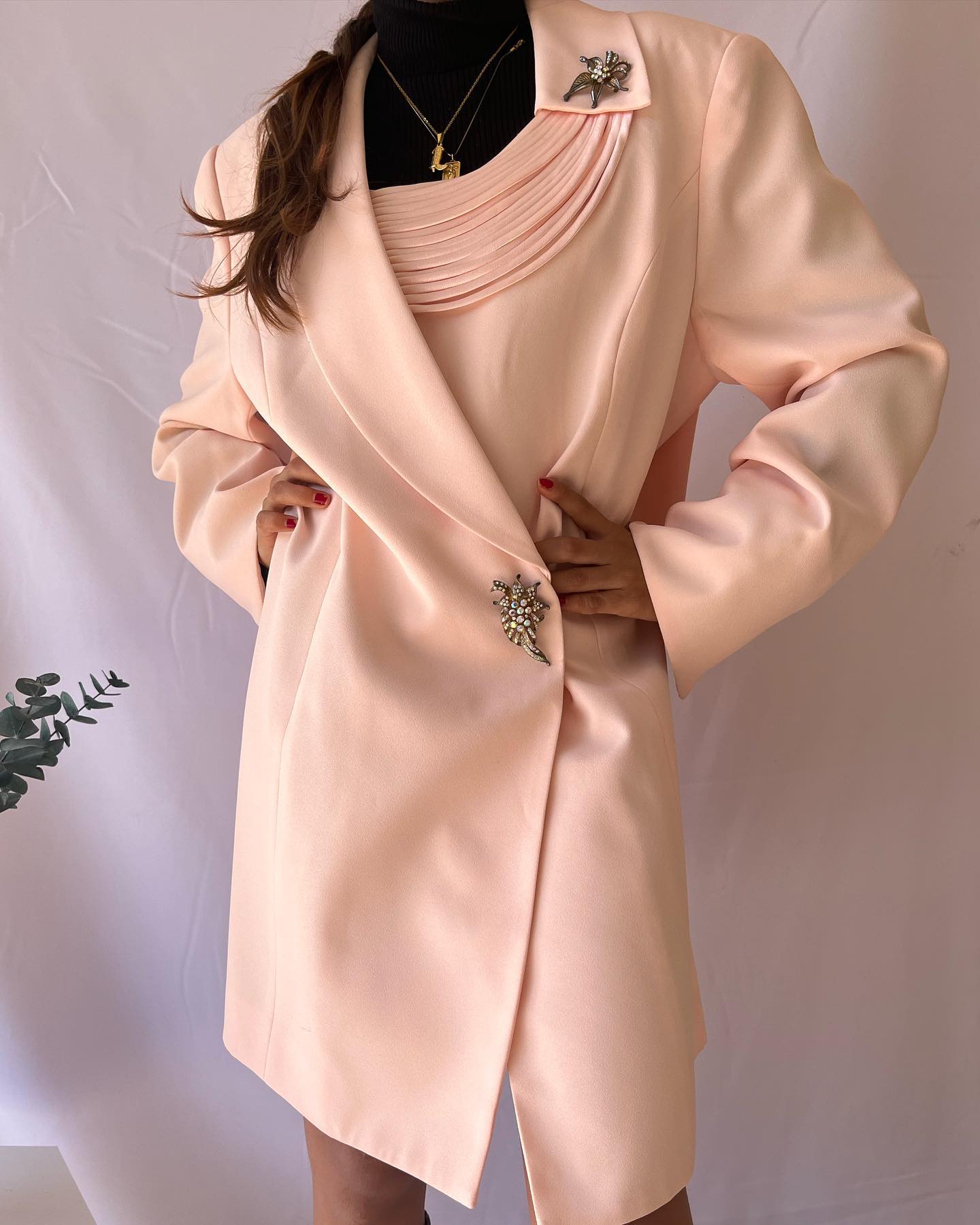 Joyaza de blazer color rosa palo con detalles muy lindos de dos broches ...