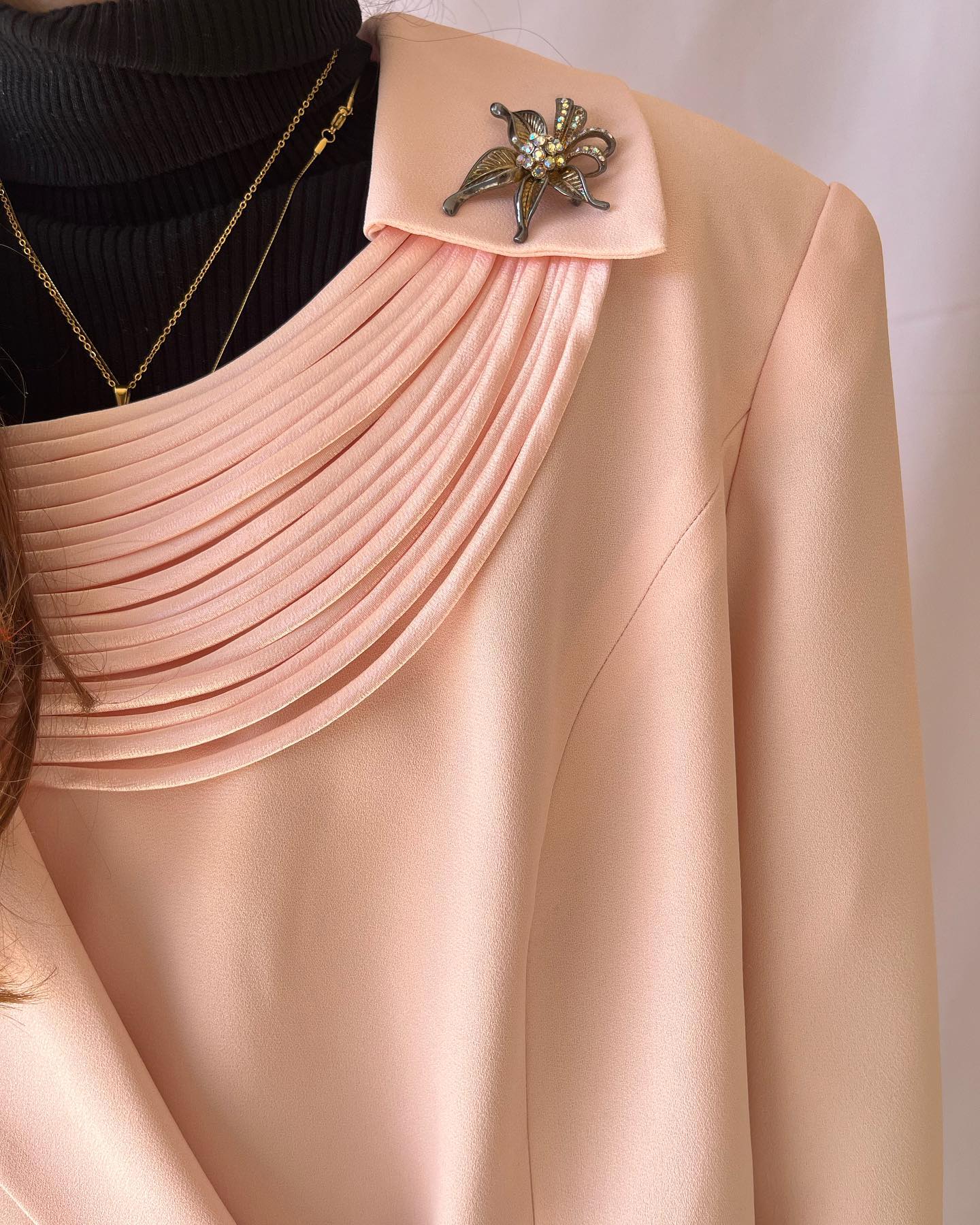 Joyaza de blazer color rosa palo con detalles muy lindos de dos broches ...